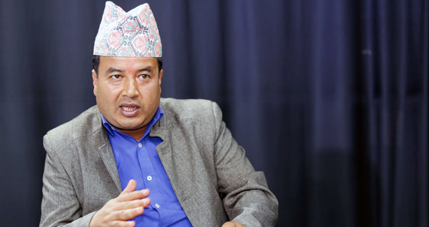 ओलीका अगाडि देउवा ‘भेलुबाजे’ जस्तै : महेश बस्नेत